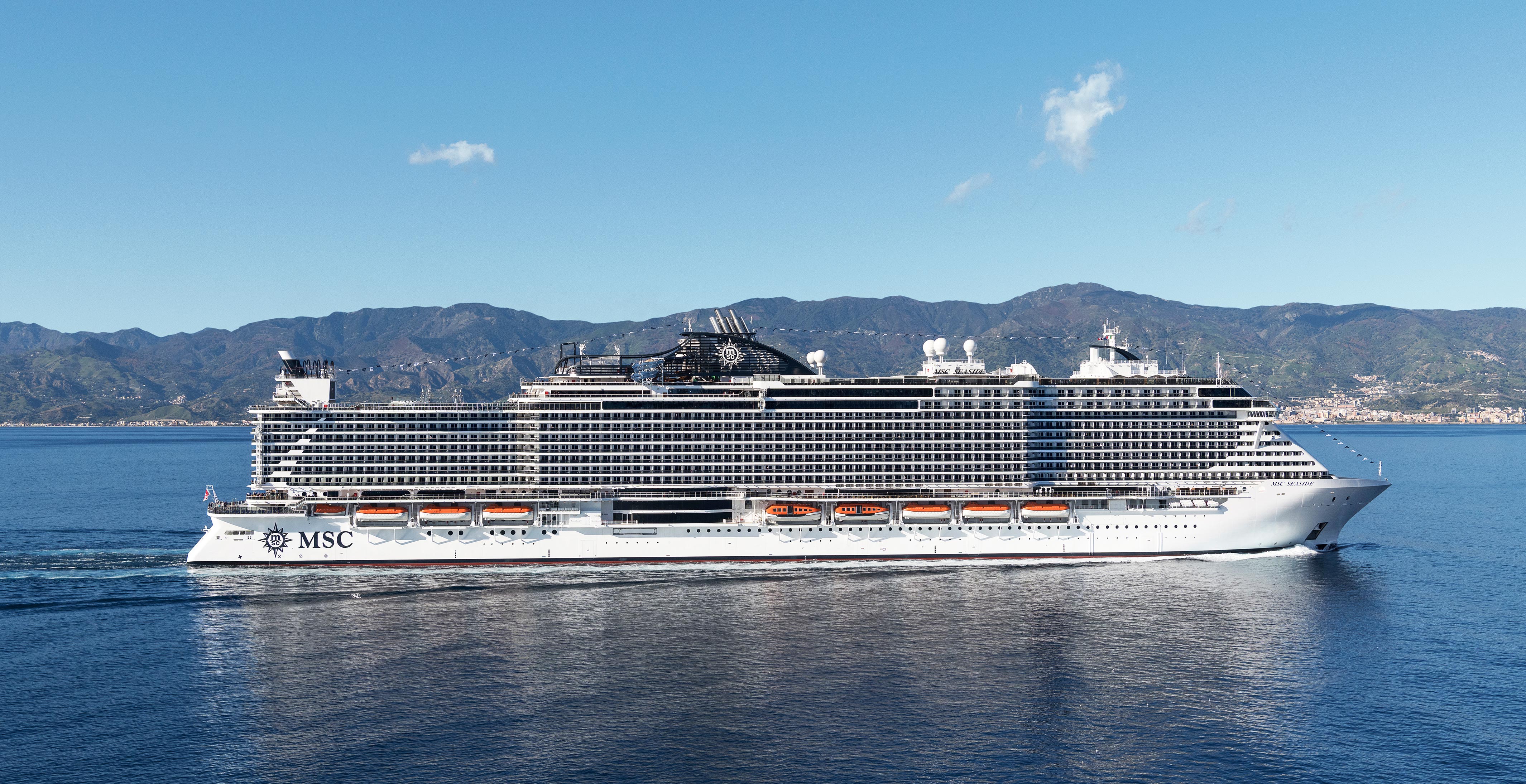 Die MSC Seaside begleitet die MSC Grandiosa im Mittelmeer | MSC Cruises